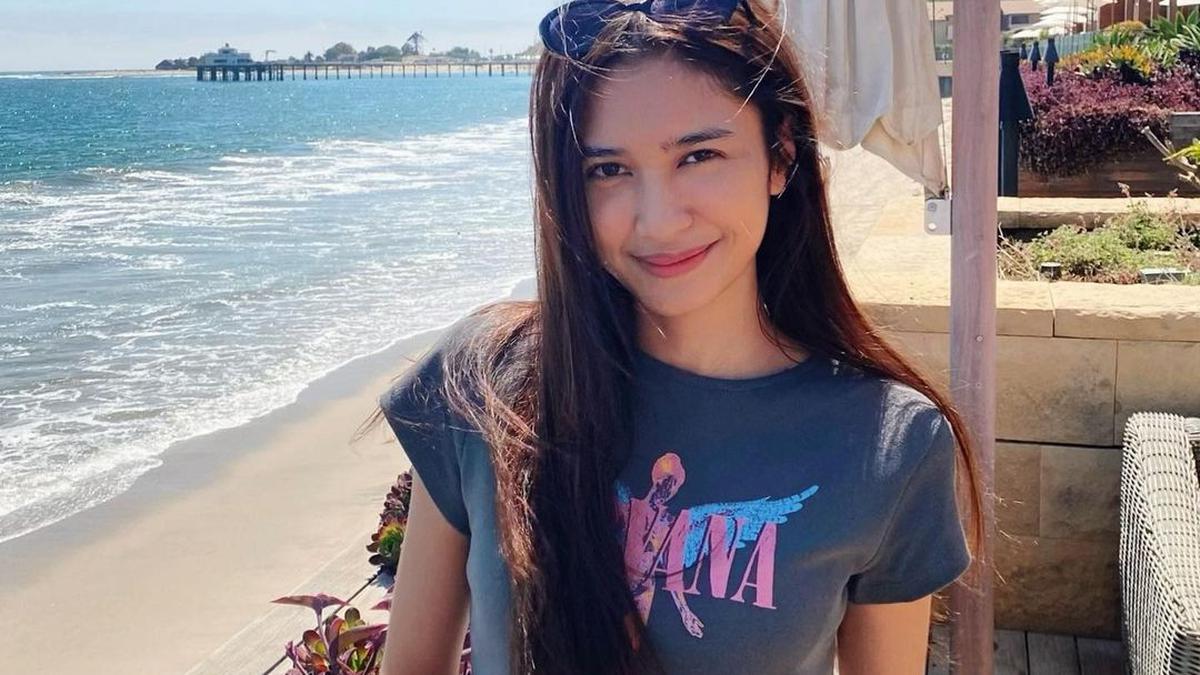 Potret Mikha Tambayong Tampil Cantik Menawan Dengan Gaun Merah Di Singapura Sempat Dibilang