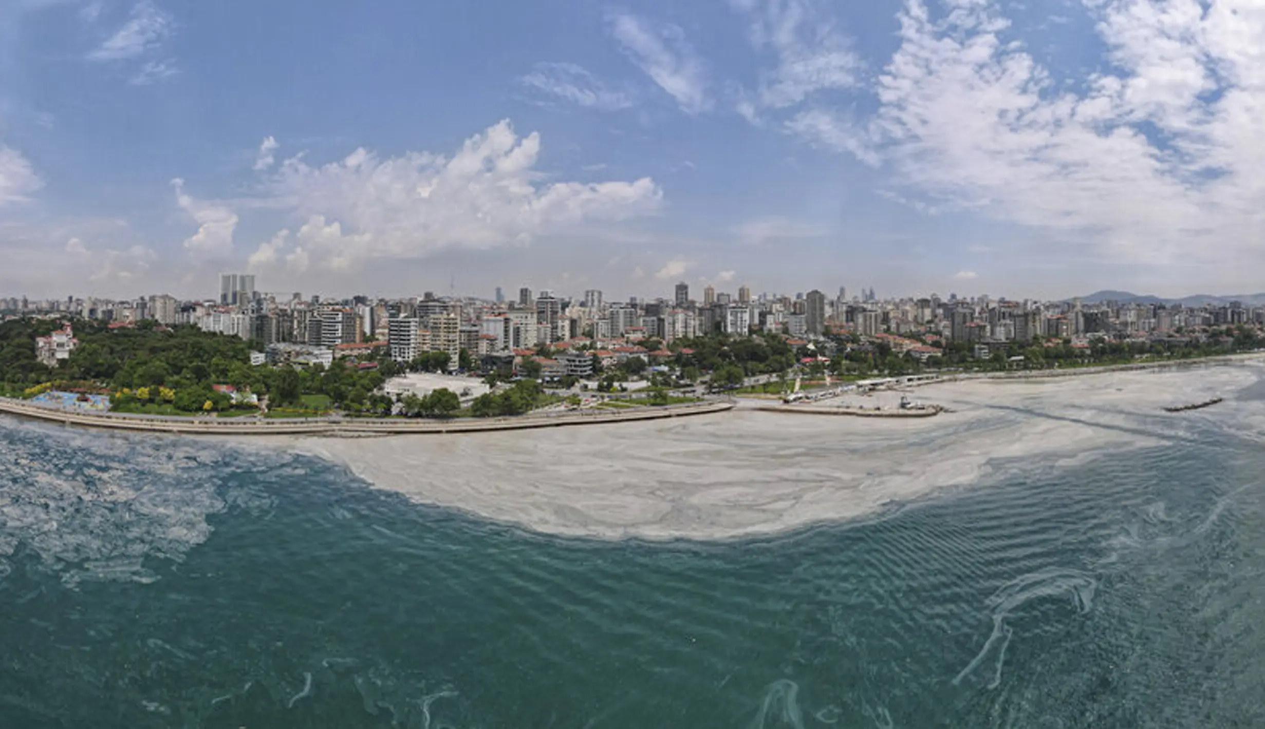 FOTO: Ingus Laut Penuhi Laut Marmara Turki - Foto Liputan6.com