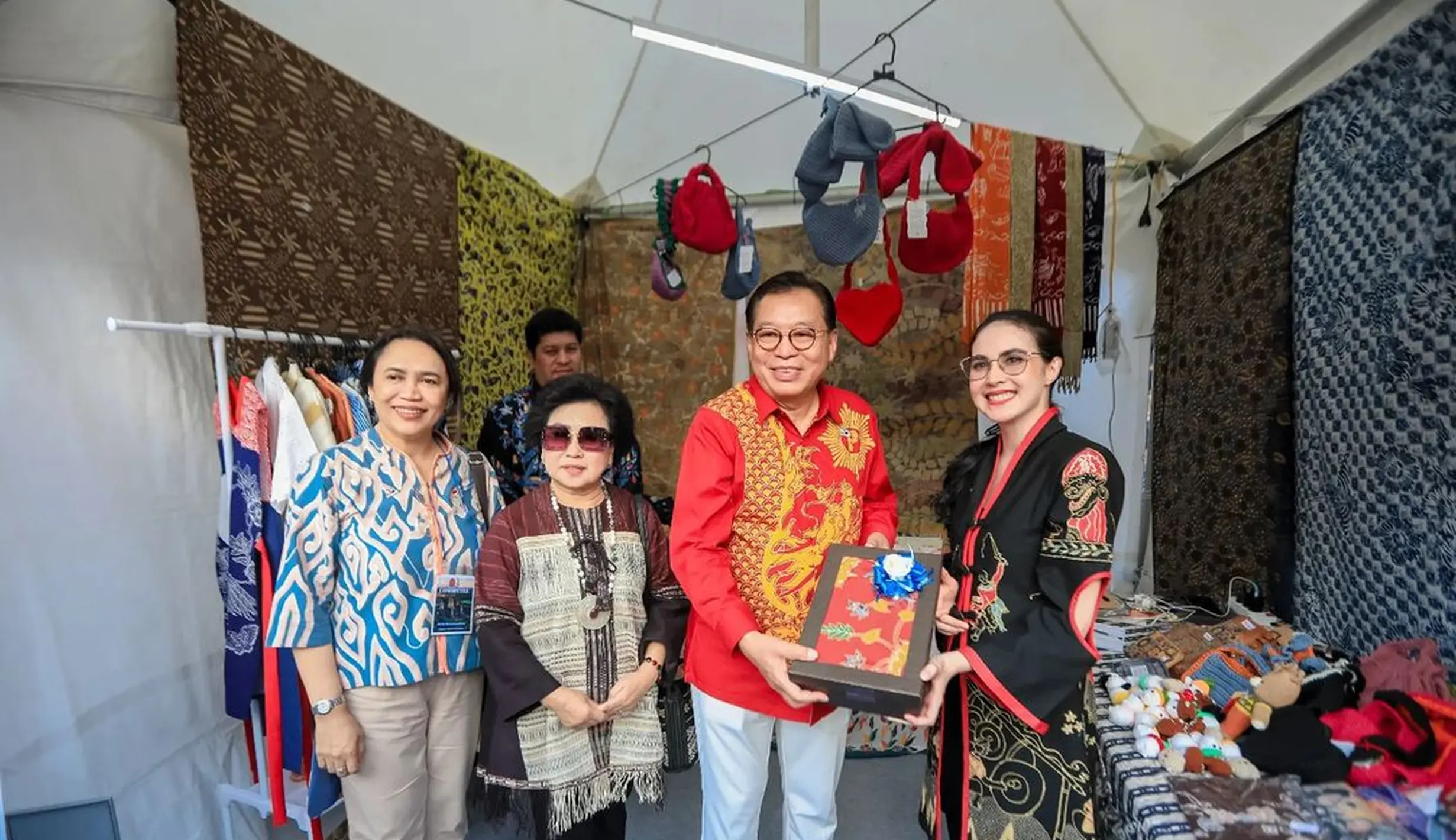8 Gaya Modis dan Menawan Arumi Bachsin Kenakan Batik di Seoul - Photo ...