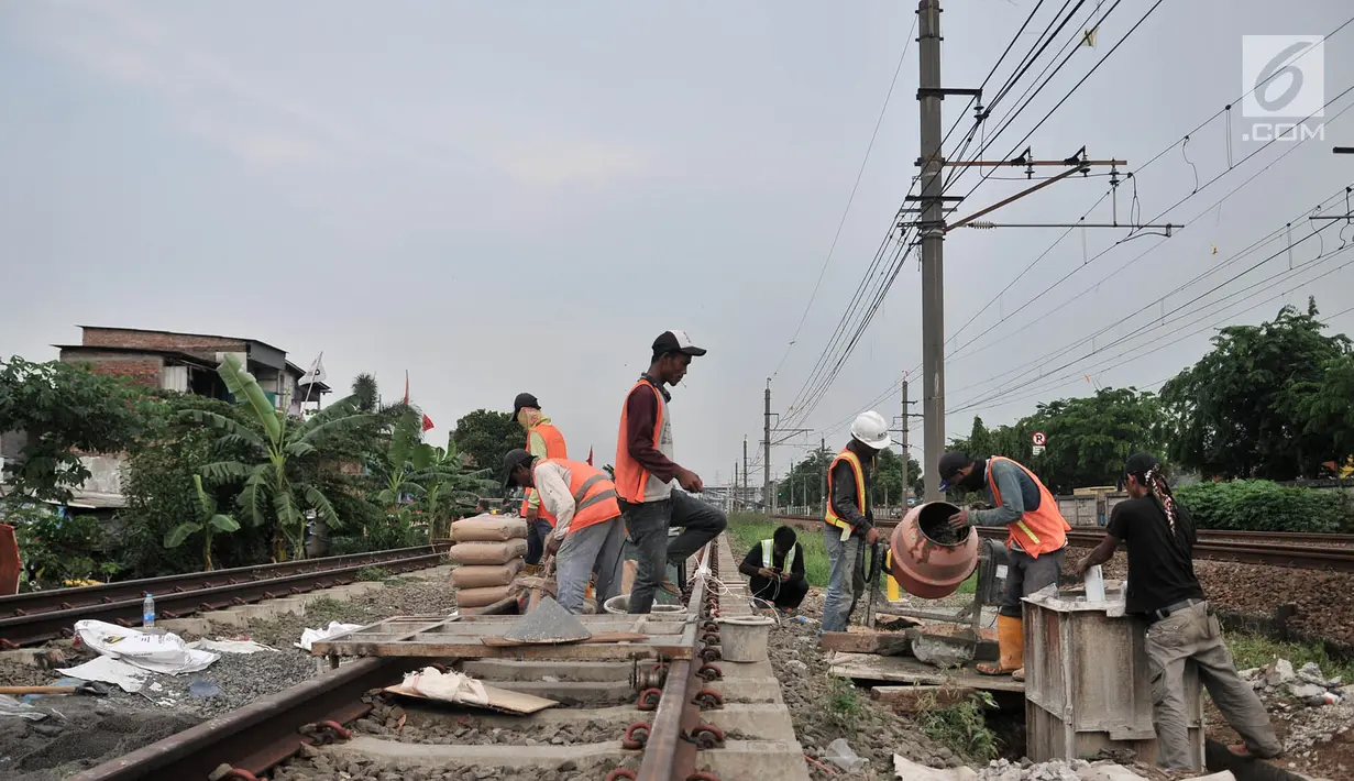 FOTO: Pemasangan Pondasi Tiang Sinyal DDT Manggarai-Cikarang - Foto ...