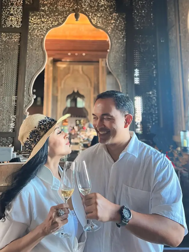 7 Potret Diah Permatasari dan Suami Anniversary ke-28, Kenang Foto Awal ...