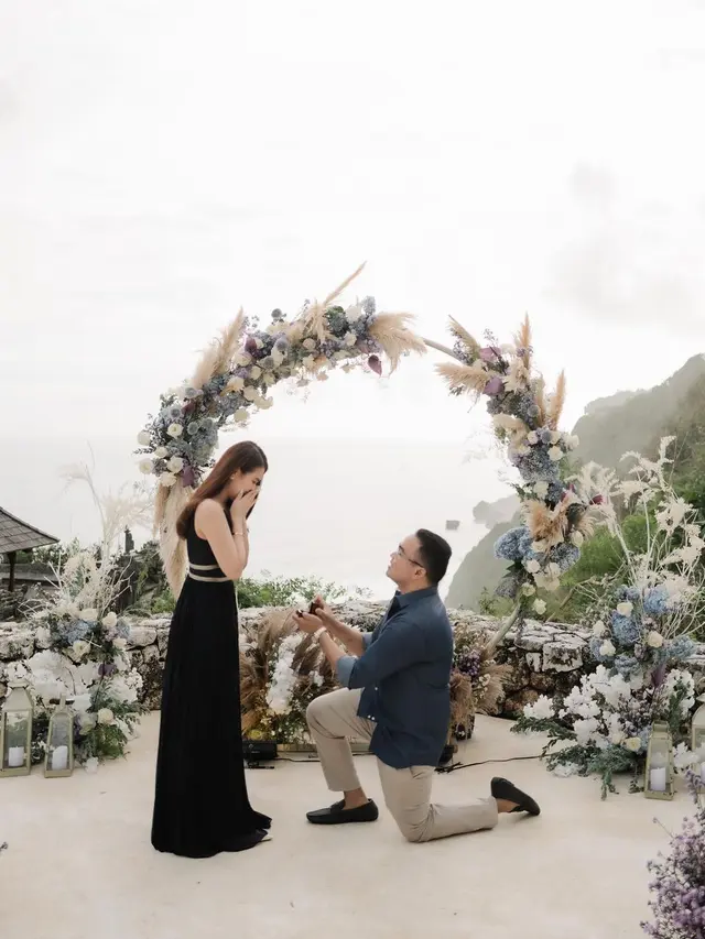 Tampilan Menantu Hotman Paris, Chen Giovani Kenakan Gaun Seberat 40 Kg ...