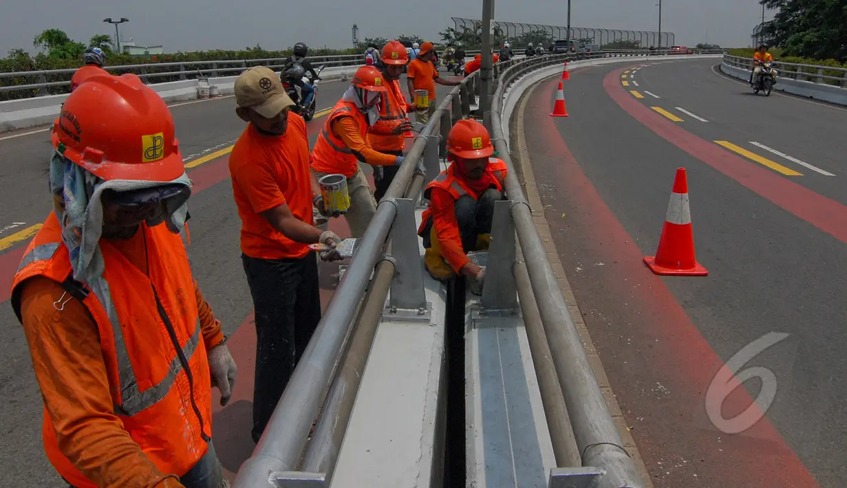 Proses Pengecatan Pembatas Fly Over Sepanjang 120 Meter - Foto Liputan6.com