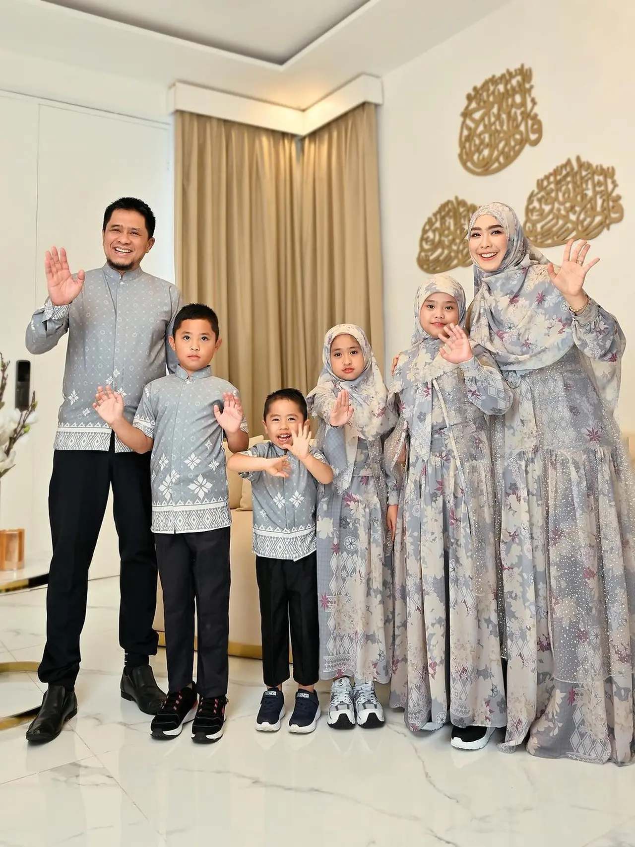 8 Potret Oki Setiana Dewi dan Keluarga Pakai Baju Kembar, Inspirasi Lebaran - Hot Liputan6.com