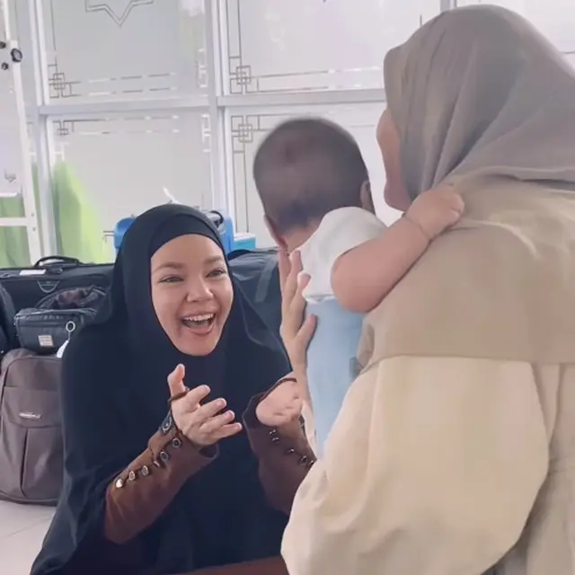 12 Tahun Nikah Belum Punya Anak, Ini 6 Potret Terbaru Dewi Sandra Makin Religius - Hot Liputan6.com