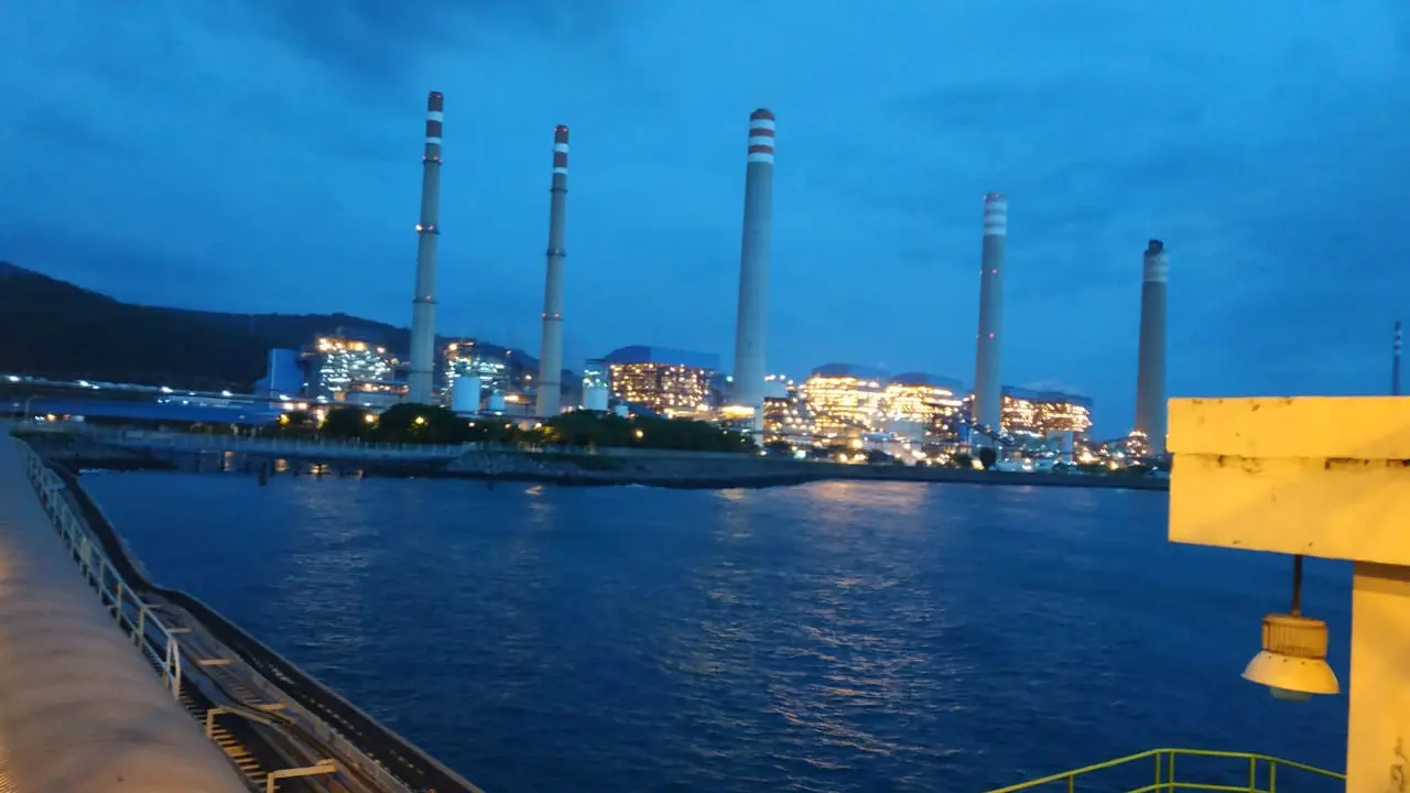 Penampakan PLTU Paiton, Pembangkit Terbesar di Asia Tenggara Berumur Seperempat Abad - Bisnis ...