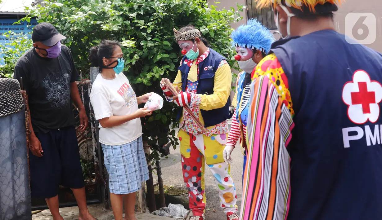FOTO: Badut-Badut Lucu Bagikan Masker dan Sabun di Tangerang - Foto ...
