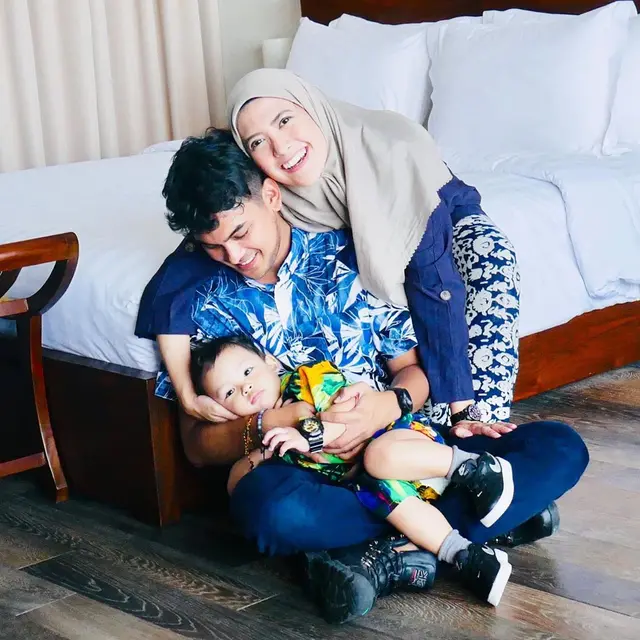 Jarang Terekspos, Ini 6 Potret Keluarga Ridwan Ghany ‘Raja FTV’ yang Harmonis - Hot Liputan6.com