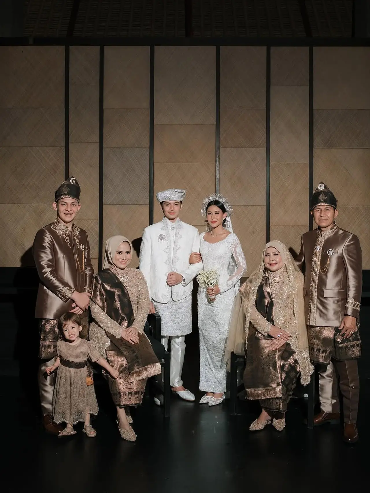 6 Potret Keluarga Angga Yunanda dan Shenina di Akad Nikah, Berbusana ...