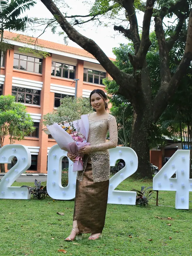 7 Potret Wisuda Aliyyah, Adik Sisca Kohl yang Pakai Kebaya Ini Tampil Menawan - Hot Liputan6.com