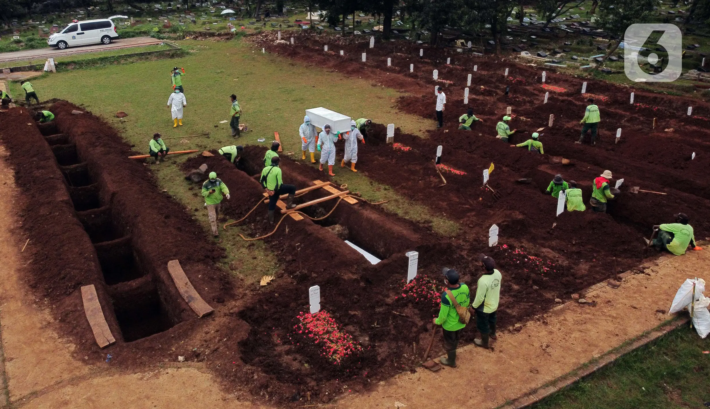 FOTO: Sebagian Lahan TPU Bambu Apus Digunakan Untuk Pemakaman Jenazah ...