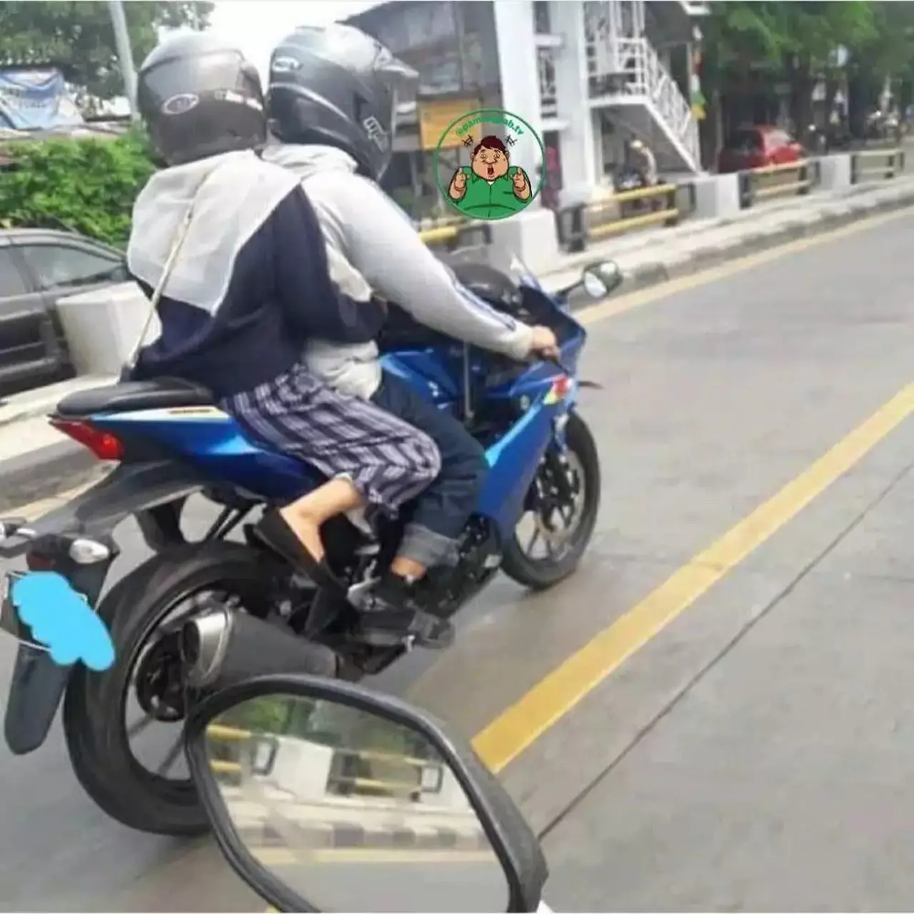 6 Potret Susahnya Dibonceng Pakai Motor Gede Ini Kocak Tapi Bikin ...