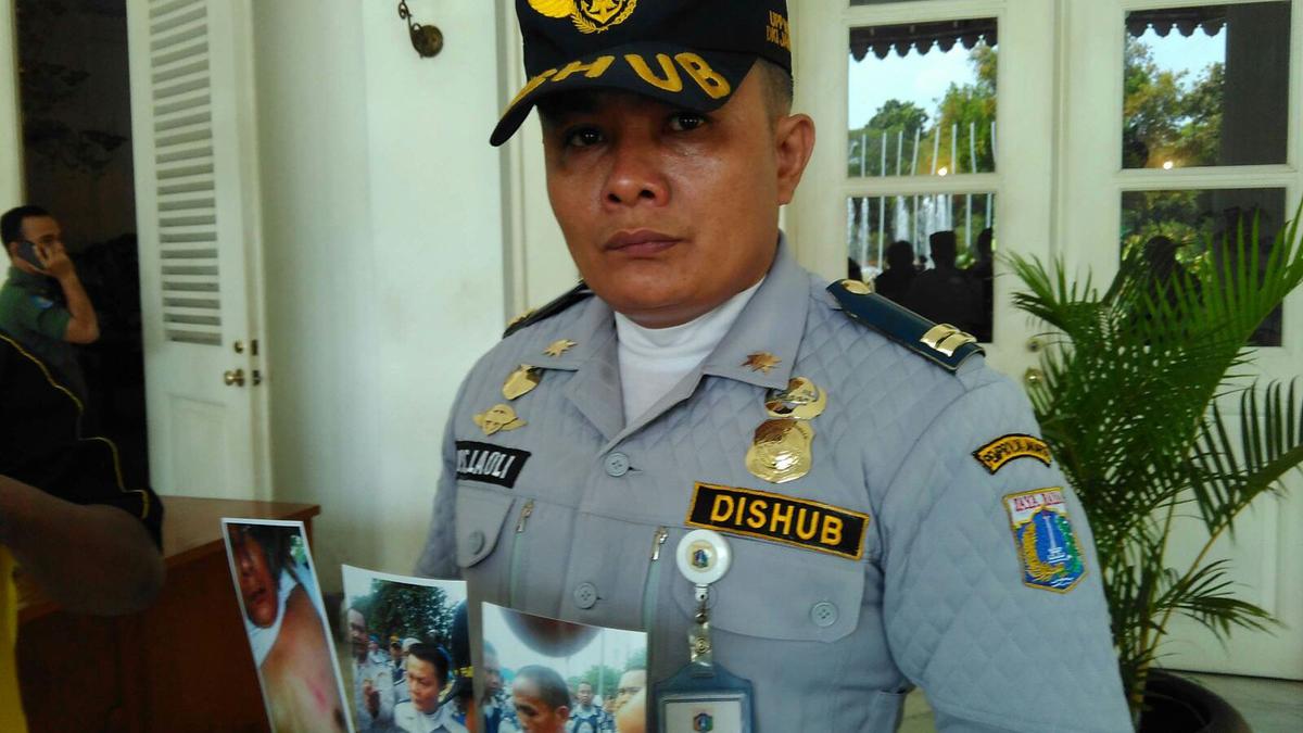 Tertibkan Parkir Liar, Petugas Dishub Ini Dipukuli Rekannya - News ...