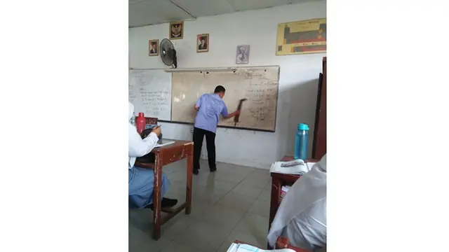 6 Aksi Kocak Guru saat Mengajar di Kelas Ini Bikin Kangen Sekolah - Hot ...