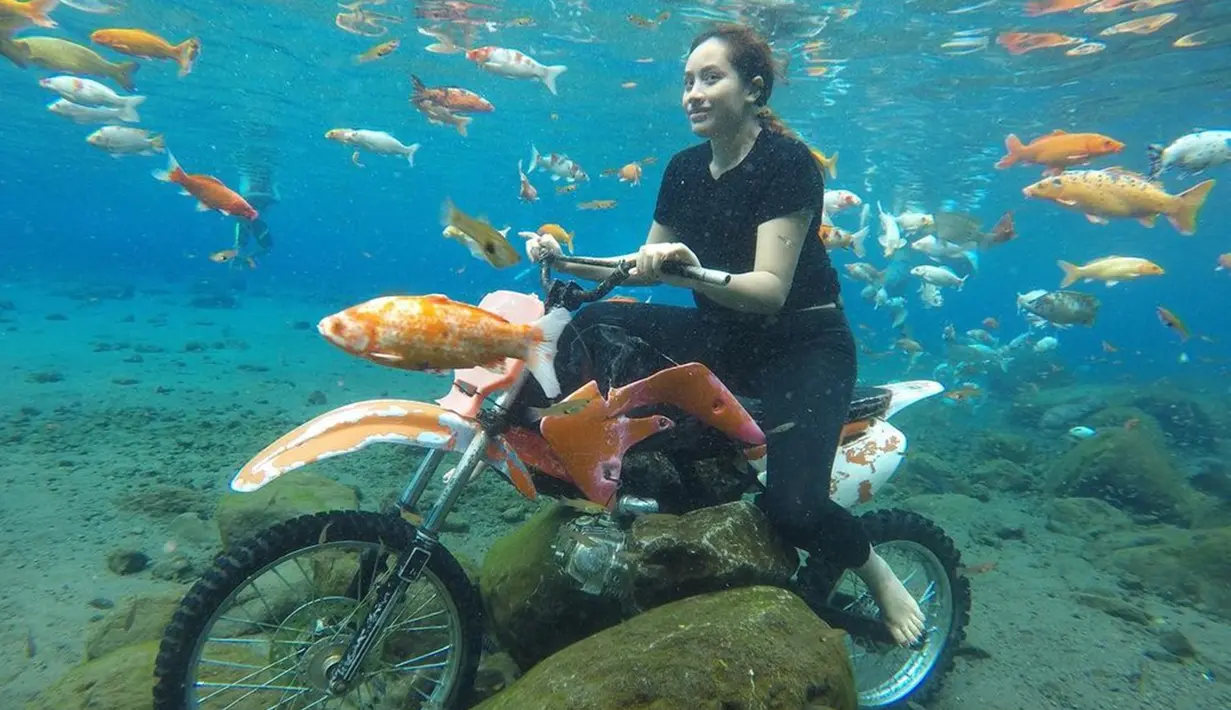 Pesona Shinta Bachir dengan Outfit Serba Hitam, Tampil Awet Muda - Foto ...