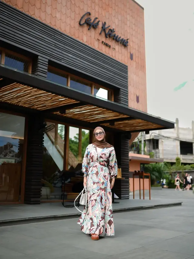 8 Model Gamis Motif Aurel Hermansyah, Cocok Jadi Inspirasi Busana Ibu ...