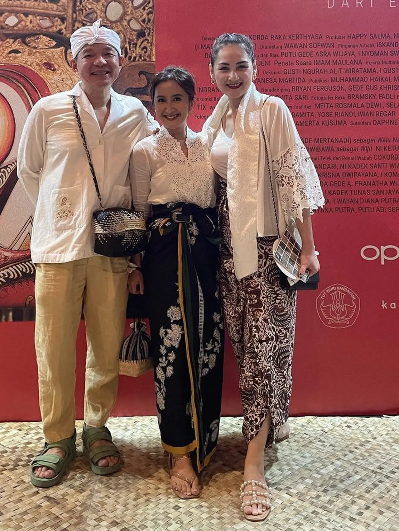 10 OOTD Atasan Putih Dipadukan dengan Kain Lilit Batik, dari Ariel Tatum Hingga Laura Basuki