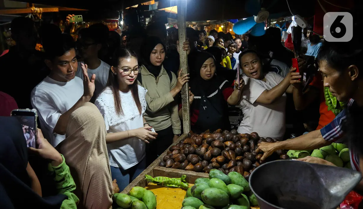 Ditemani Istri, Gibran Rakabuming Raka Blusukan ke Pasar Rawasari - Foto Liputan6.com