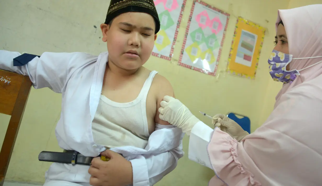 FOTO: Wajah Kesakitan Para Murid di Aceh Saat Vaksin Anti Virus Difteri ...