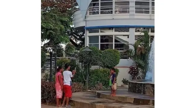 6 Potret Bapak-Bapak Rekam Momen Pakai HP Jadul, Bikin Tersentuh - Hot Liputan6.com