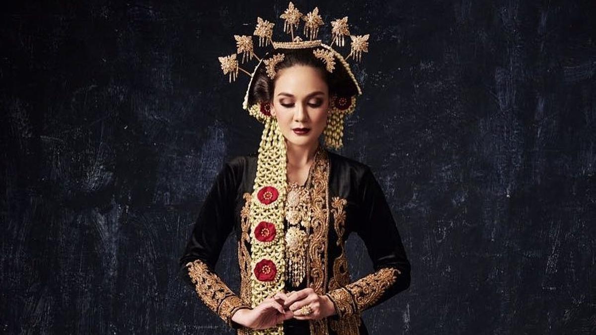 6 Potret Luna Maya Pakai Baju Pengantin Adat Jawa, Banjir Pujian - Hot ...