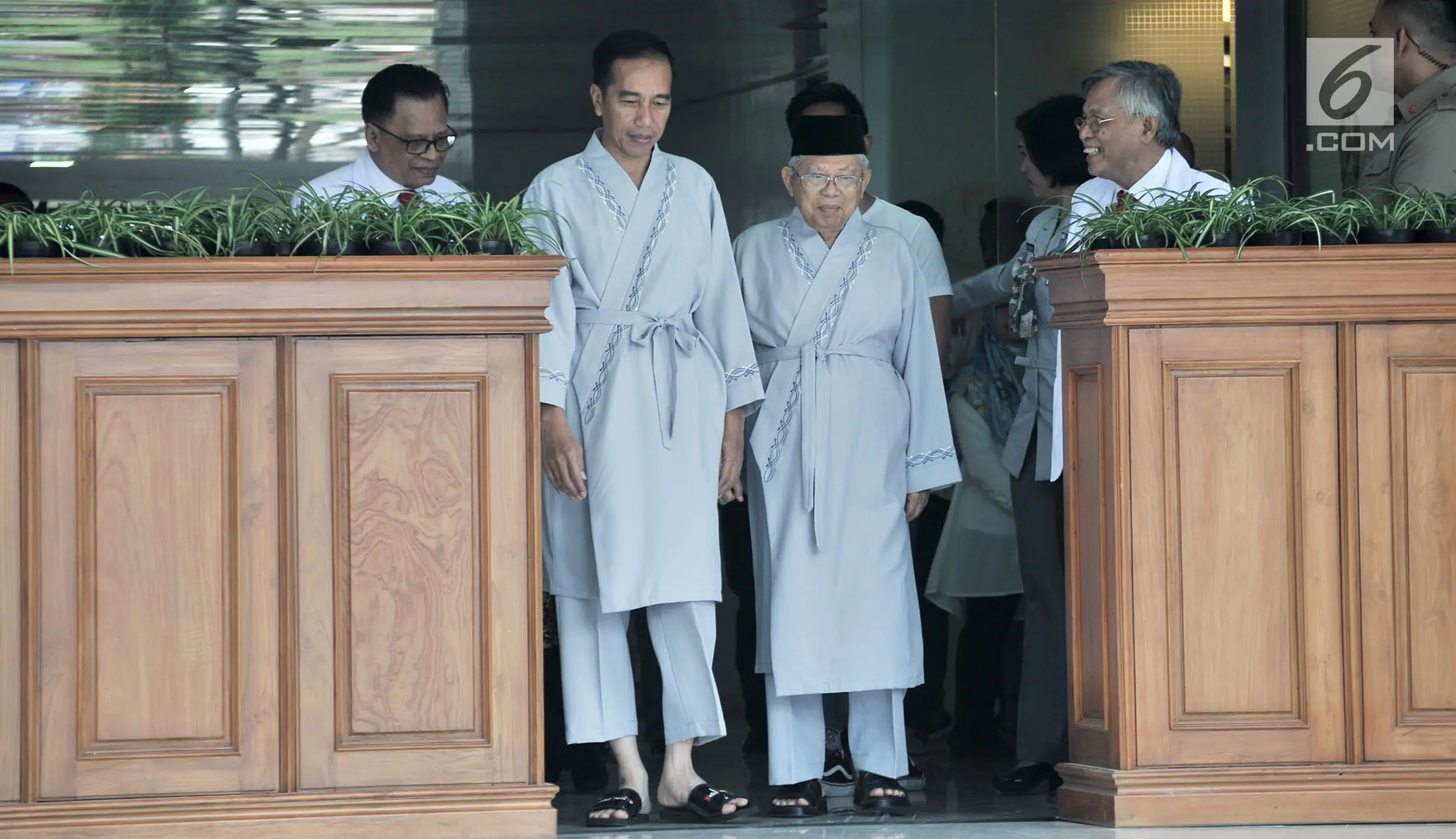 FOTO: Tes Kesehatan, Jokowi - Ma'ruf Amin Tebar Senyum - Foto Liputan6.com