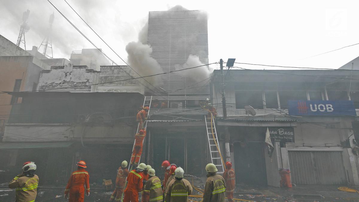 Detik-Detik Kebakaran Hanguskan Gudang Kembang Api di Asemka