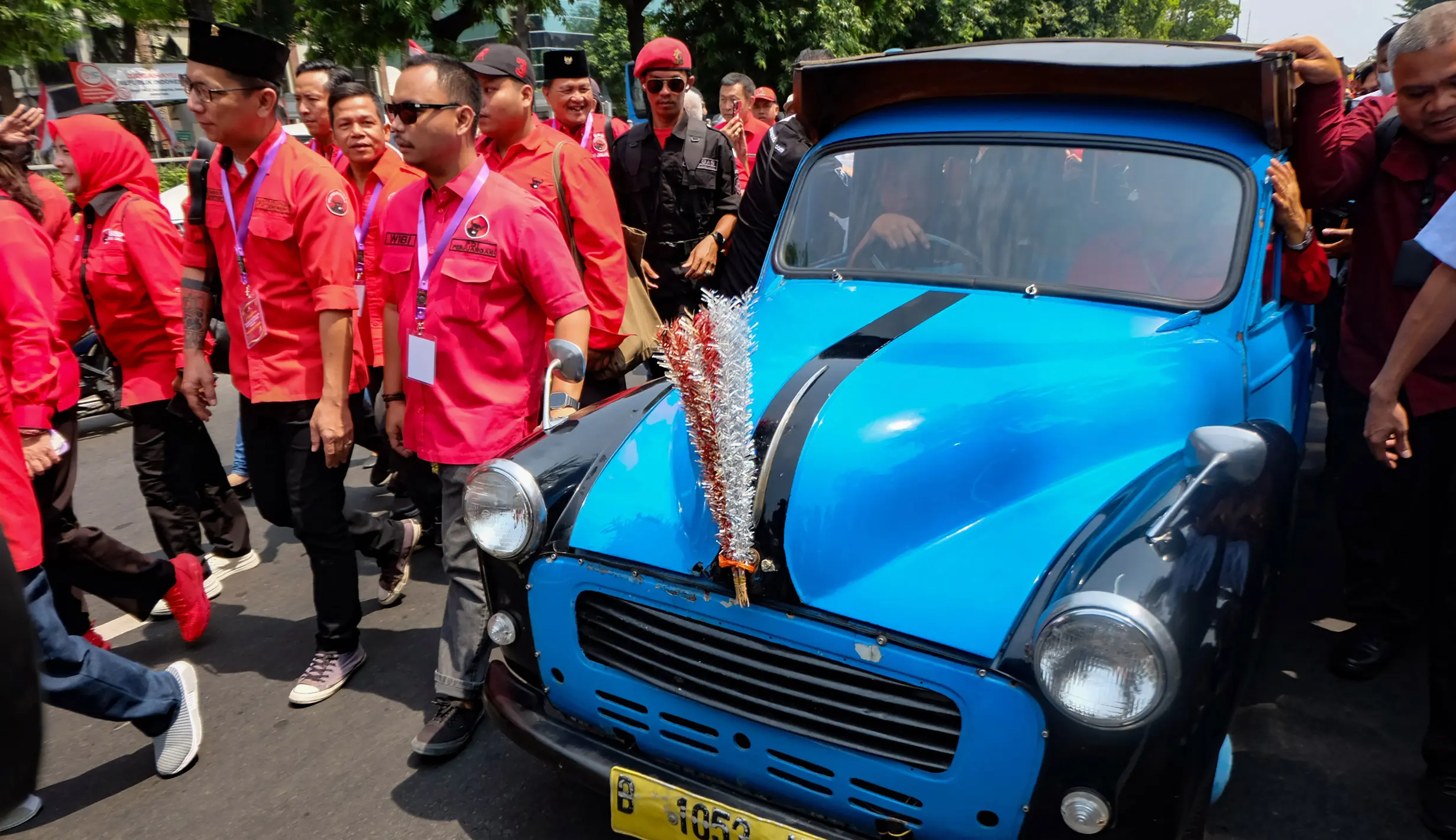 Naik Oplet, Pasangan Pramono Anung dan Rano Karno Bergerak Menuju KPU ...