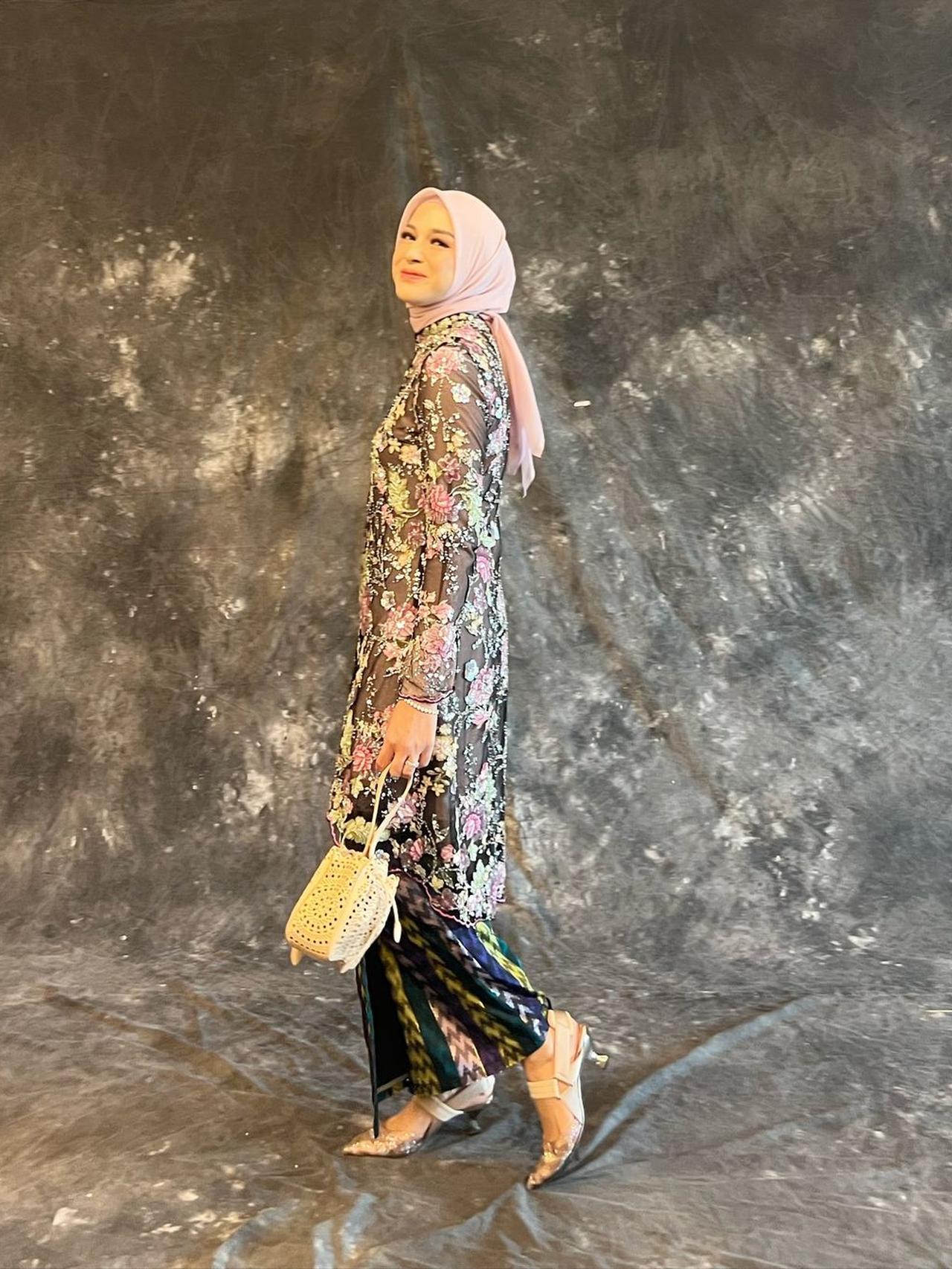 Brokat Model Kebaya Modern Simple 2025, Tampil Anggun dan Elegan