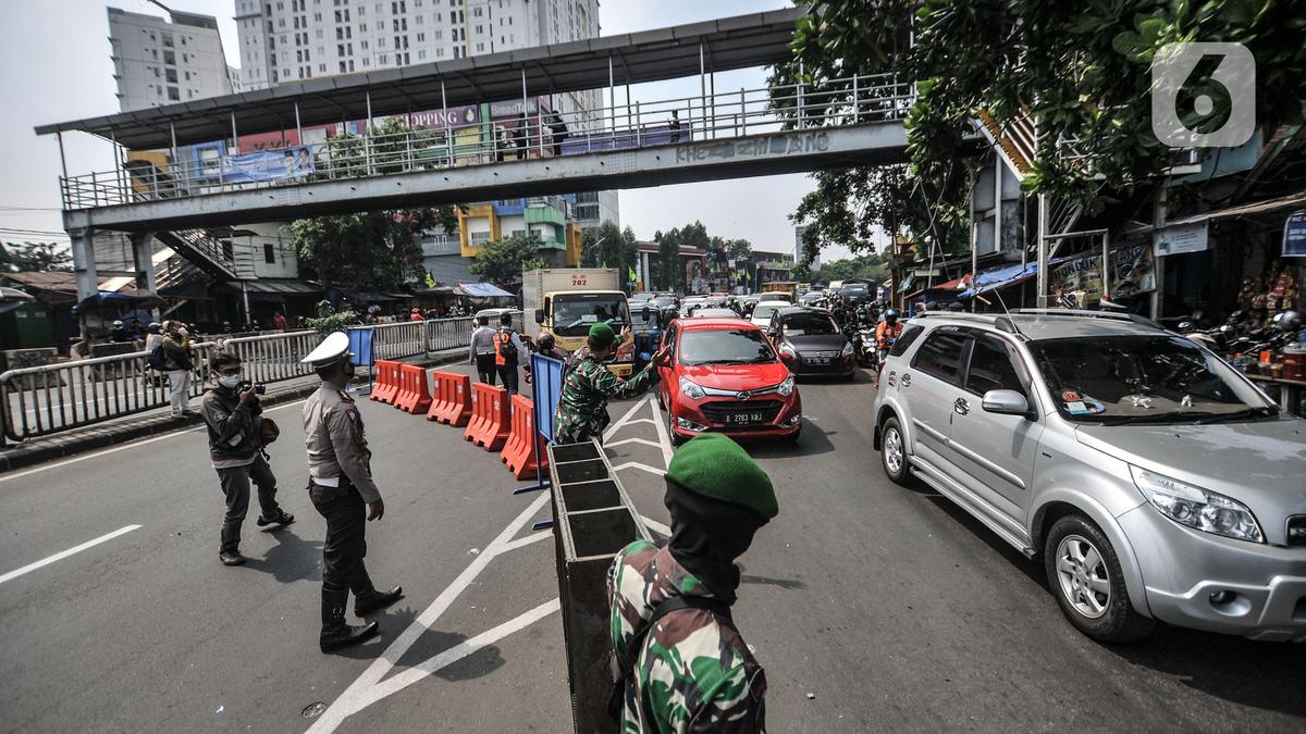 Melihat Penerapan Hari Pertama Penambahan Penyekatan Jalan di Jakarta ...