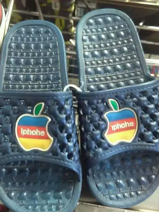 8 Potret Merek Sandal Ini Nyeleneh Banget, Bikin Heran - Hot Liputan6.com