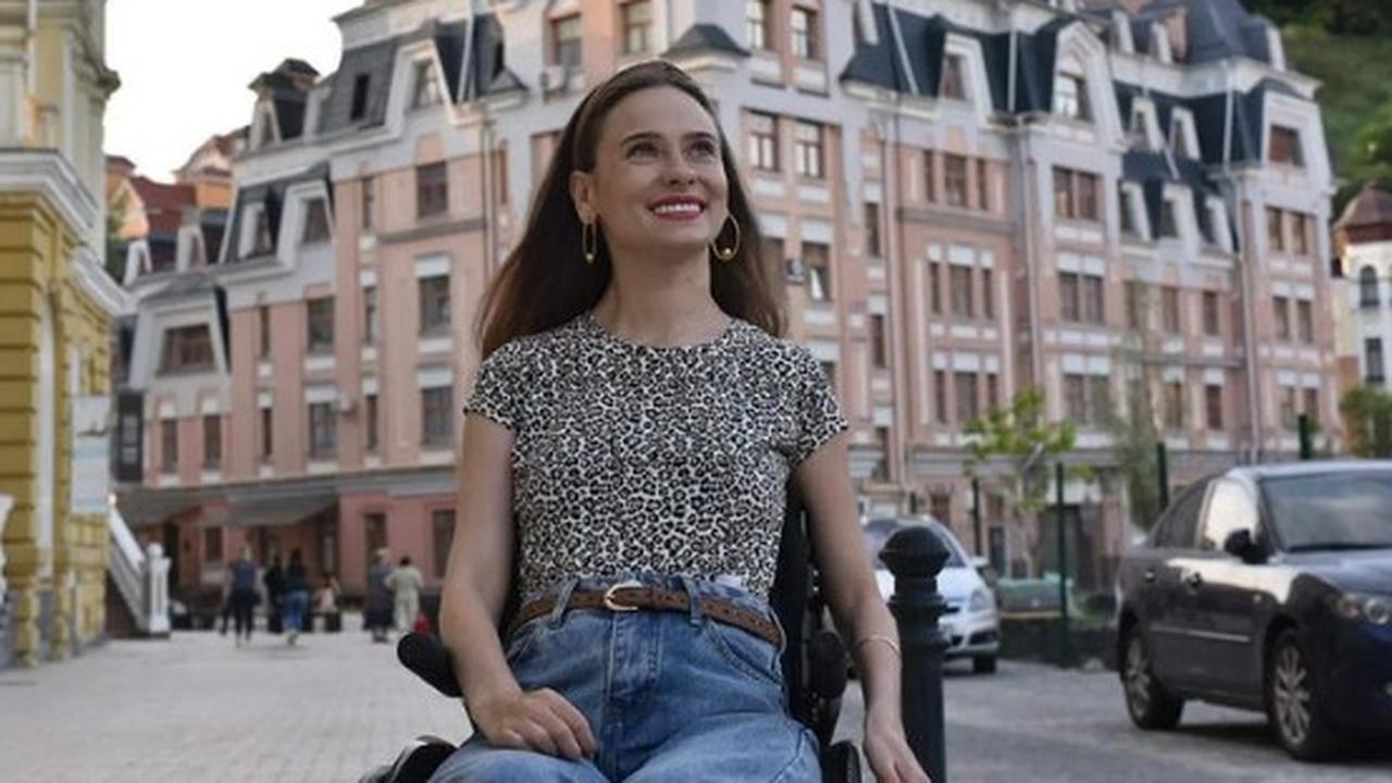 Model Disabilitas Ukraina Tampil di Runway Los Angeles Usai Kabur dari ...