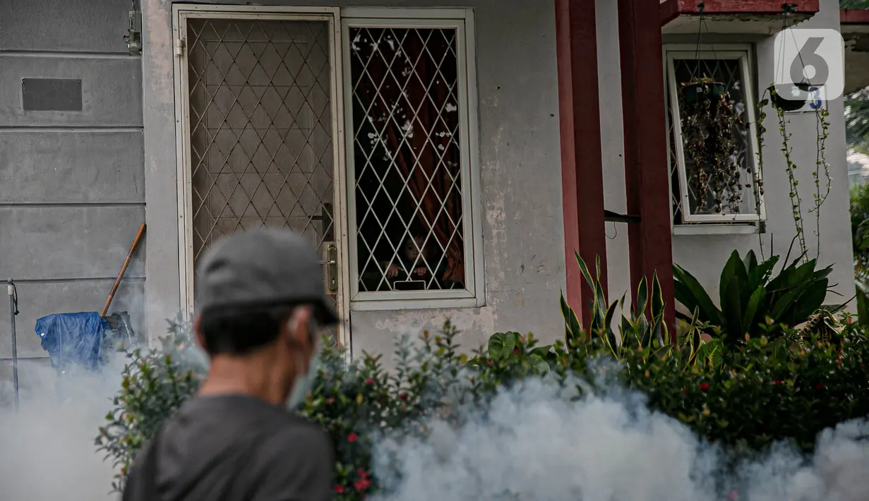 FOTO: Semprot Asap Cegah Wabah DBD di Perumahan Tangsel - Foto Liputan6.com