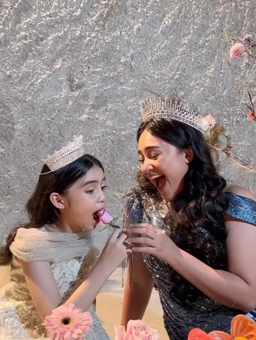 8 Potret Kompak Marshanda dan Anak saat Gunakan Gaun Princess, Netizen ...