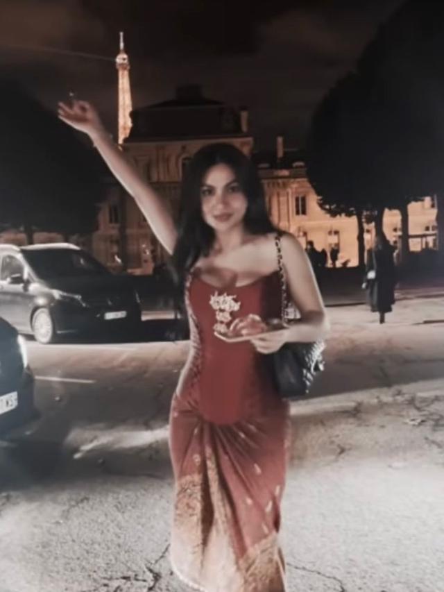 Rayakan Hari Batik di Paris, Ariel Tatum Tampil Elegan Pakai Korset dan ...