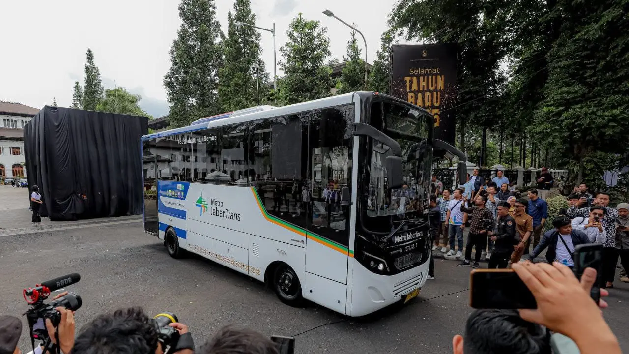 Bus Metro Jabar Trans Mulai Beroperasi di Bandung Raya, Ini Jadwal ...