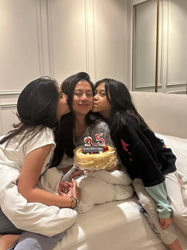 6 Potret Tyna Dwi Jayanti Ultah ke-35, Rayakan Bareng Dua Anak Gadisnya - Hot Liputan6.com