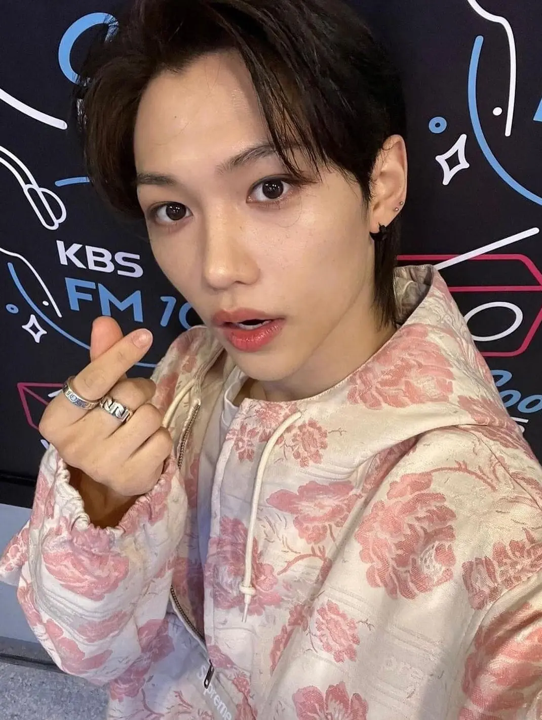 Potret Felix STRAY KIDS dengan Pose Finger Heart, Imut dan Menggemaskan ...