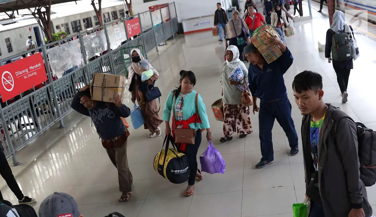 FOTO: Arus Balik, Masih Banyak Pemudik di Stasiun Senen - Foto Liputan6.com