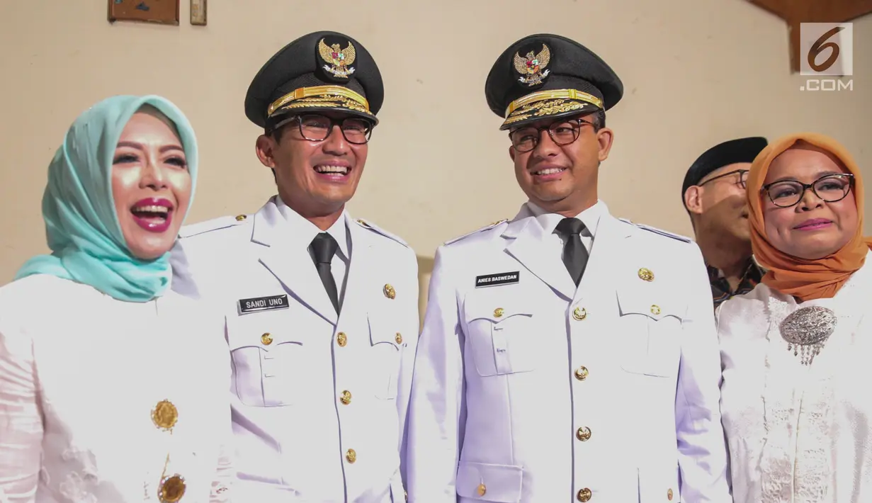 PHOTO: Gaya Anies dan Sandi Saat Bertemu di Masjid Sunda Kelapa - Foto ...