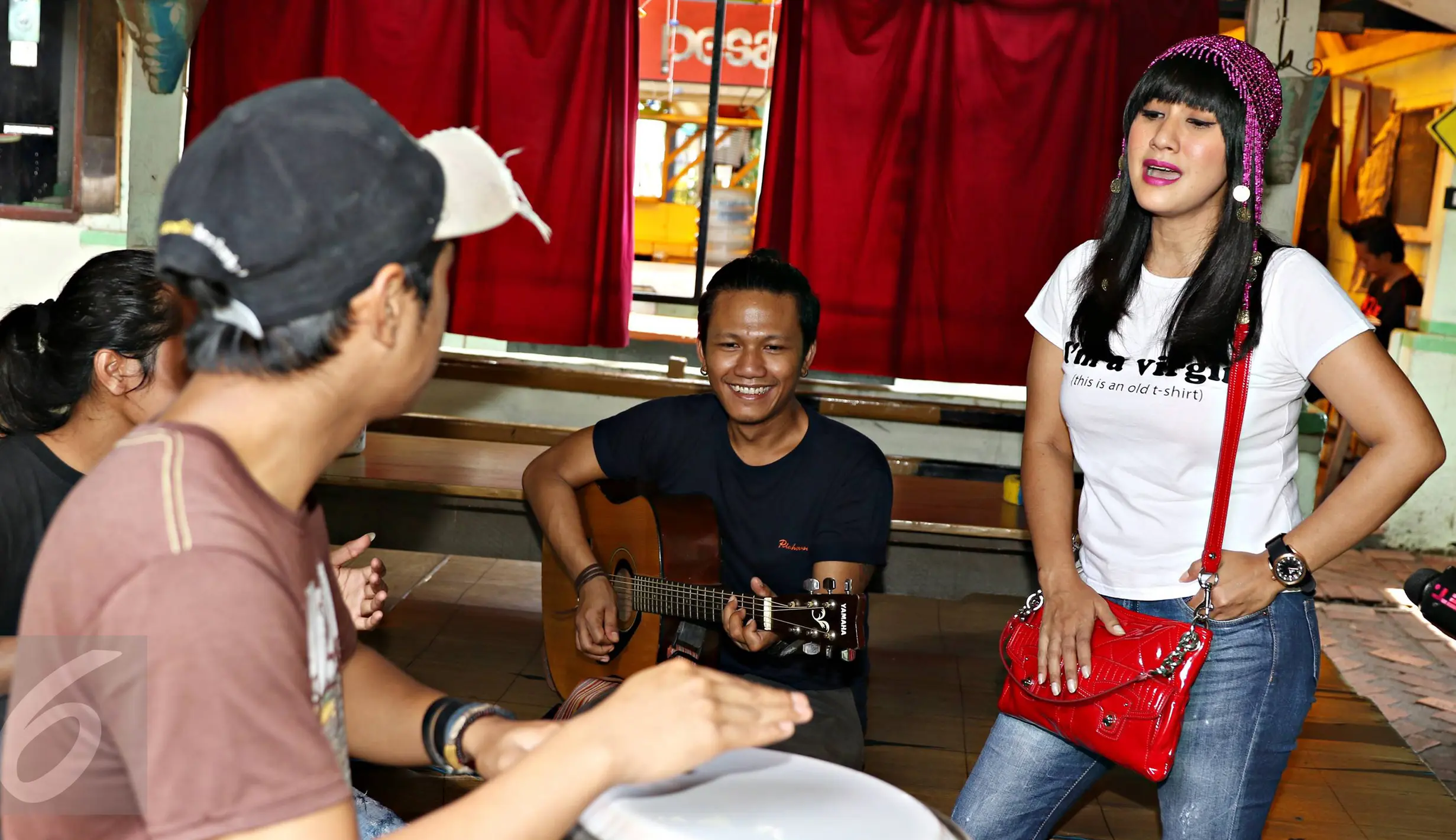 Rayakan Ultah, Cut Memey Jadi Pengamen - Foto Liputan6.com