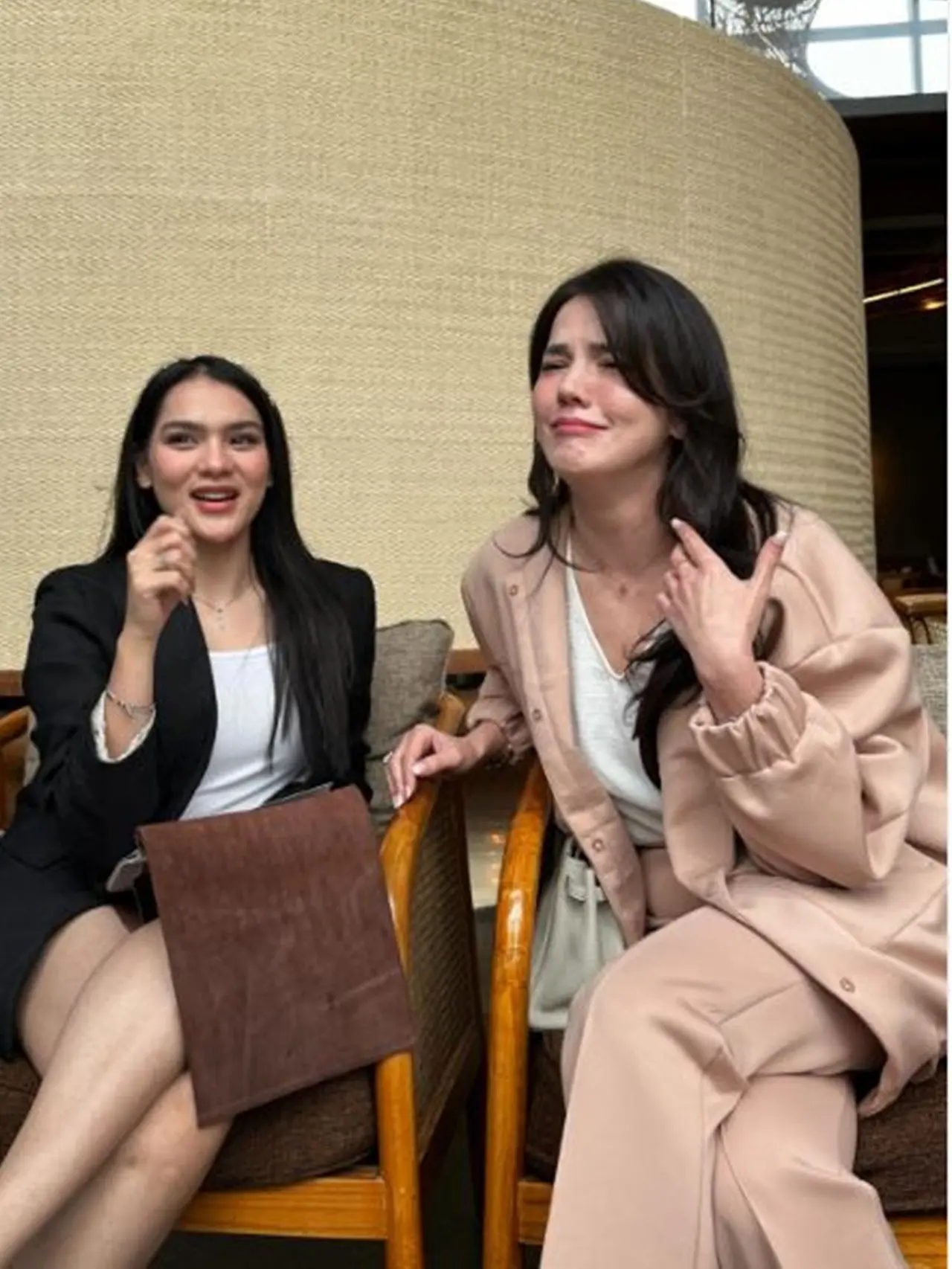 6 Potret Pertemuan Alice Norin dan Davina Karamoy, Bak Saudara Kembar ...