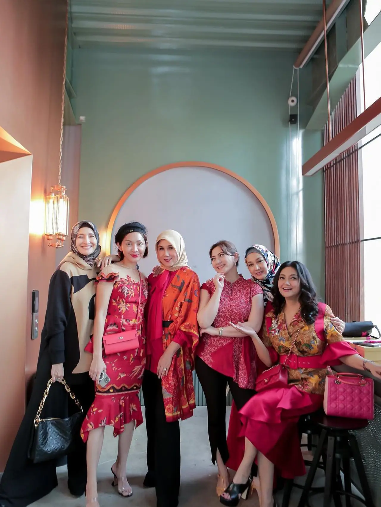 6 Potret Bella Saphira Rayakan Ulang Tahun Bareng Artis 90-an yang Tampil Menawan, Dihadiri ...