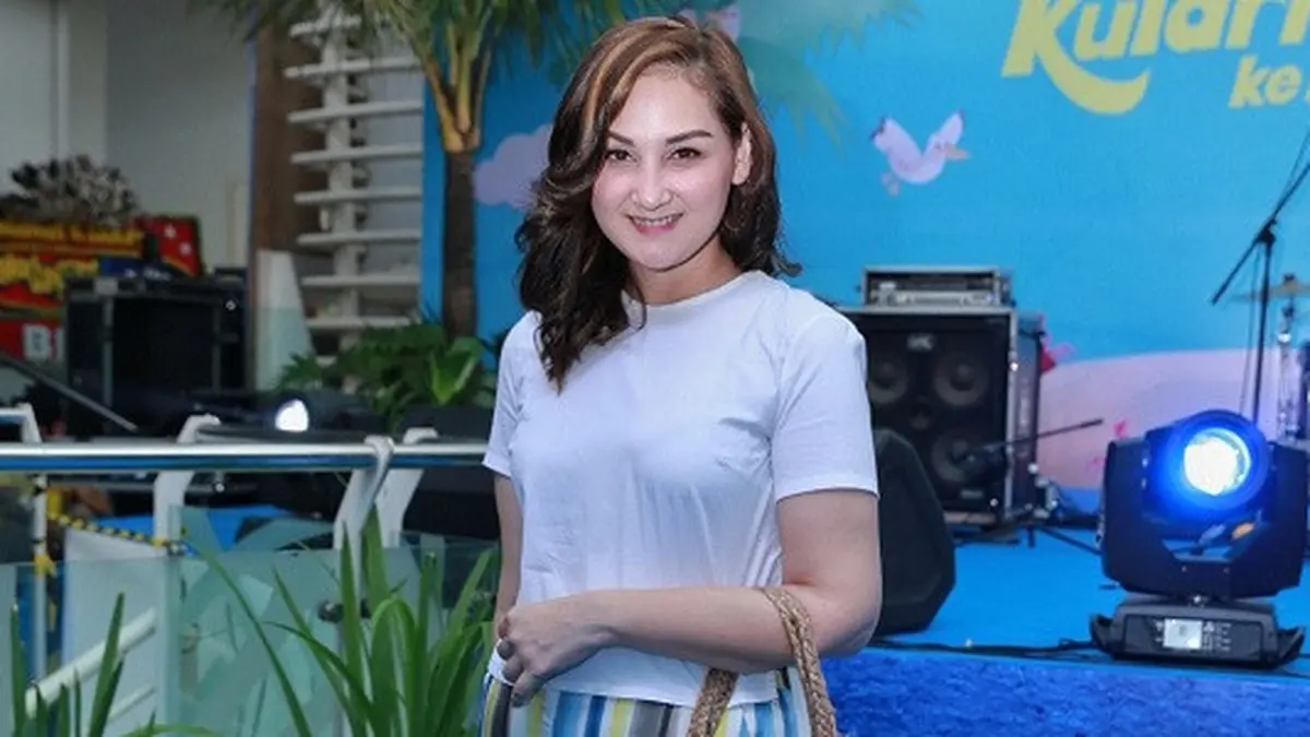 Cantiknya Mona Ratuliu Muda, Intip Fotonya Lagi Galau - Entertainment Fimela.com