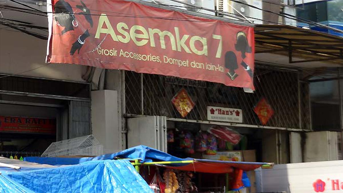 Pedagang Kembang Api-Terompet Padati Pasar Asemka - News Liputan6.com