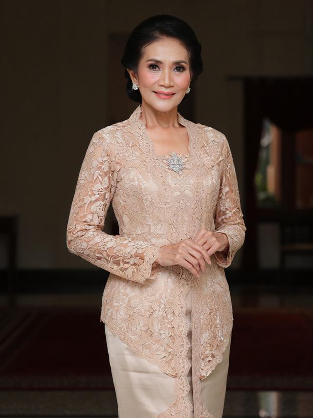 9 Pilihan Kebaya Brokat Modern untuk Ibu-Ibu Usia 50 Tahun, Tetap ...