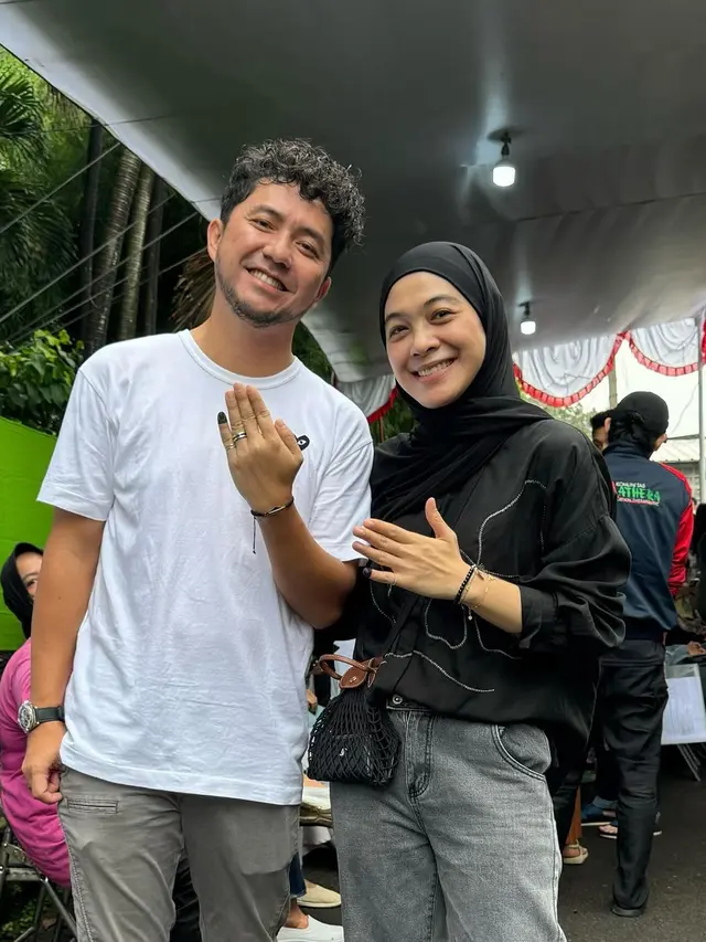 Potret 10 Artis Usai Nyoblos Pemilu, Pamer Jari Kelingking - Hot ...