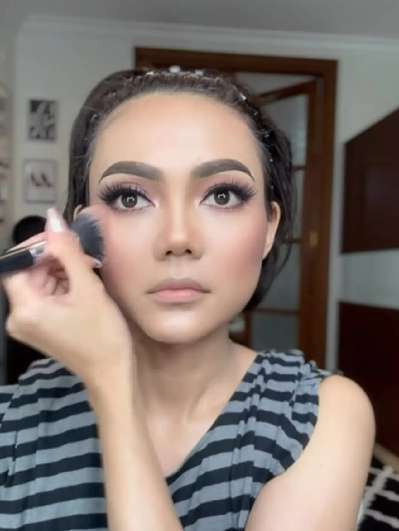 8 Potret Rina Nose Makeup ala Krisdayanti, Malah Mirip Artis Lain
