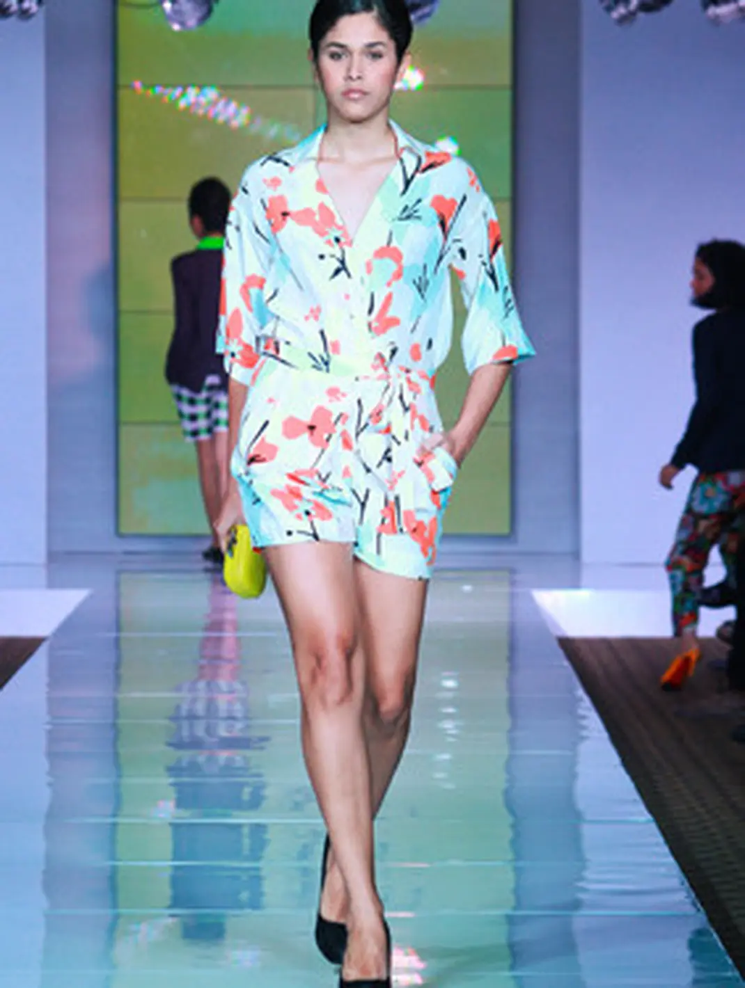 Baju Kantor Warna Neon, Yes Or No? - Photo Fimela.com