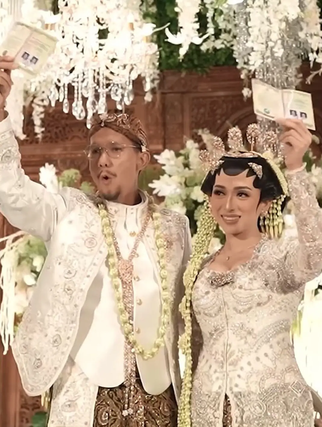 10 Potret Estetik Pernikahan Angga Puradiredja dan Dewi Andarini ...